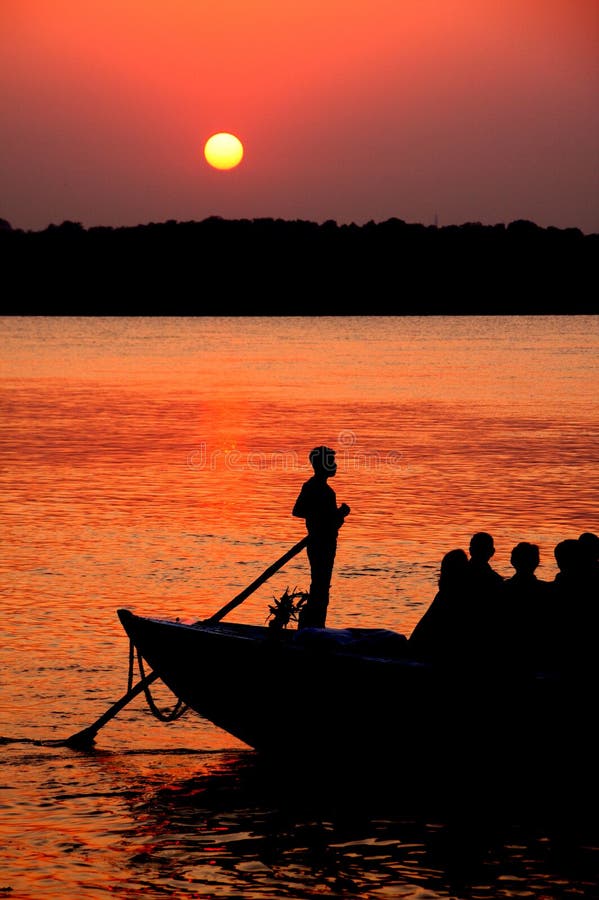 Cruzando o rio imagem de stock. Imagem de terra, ambiente - 12093187