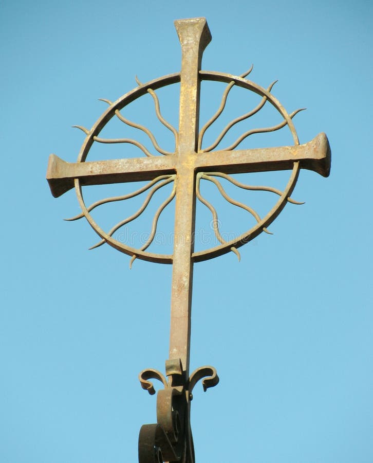 La Cruz De Dios En Los Rayos Del Sol. Foto de archivo - Imagen de ...