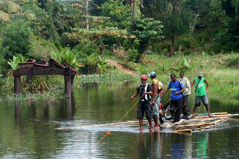Cruzar el río en una balsa fotografía editorial. Imagen de puente ...