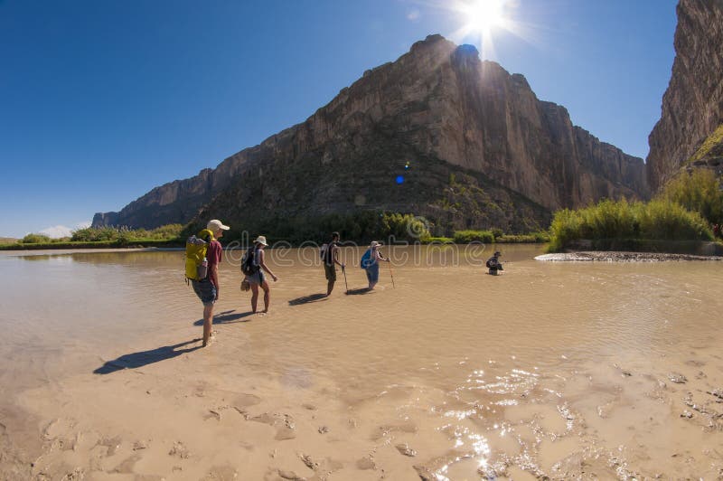 Cruzar a Rio Grande River fotografía editorial. Imagen de picos - 107345697