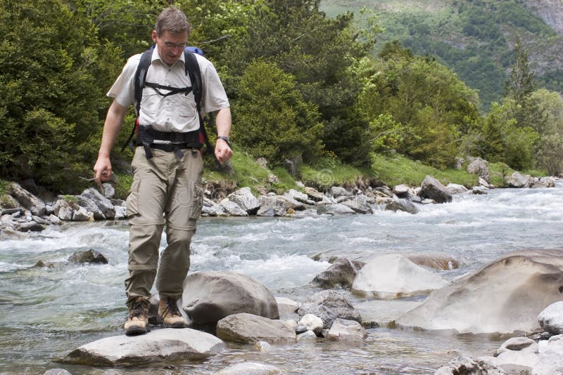 Cruzar Un Río De La Montaña Foto de archivo - Imagen de mochilero ...