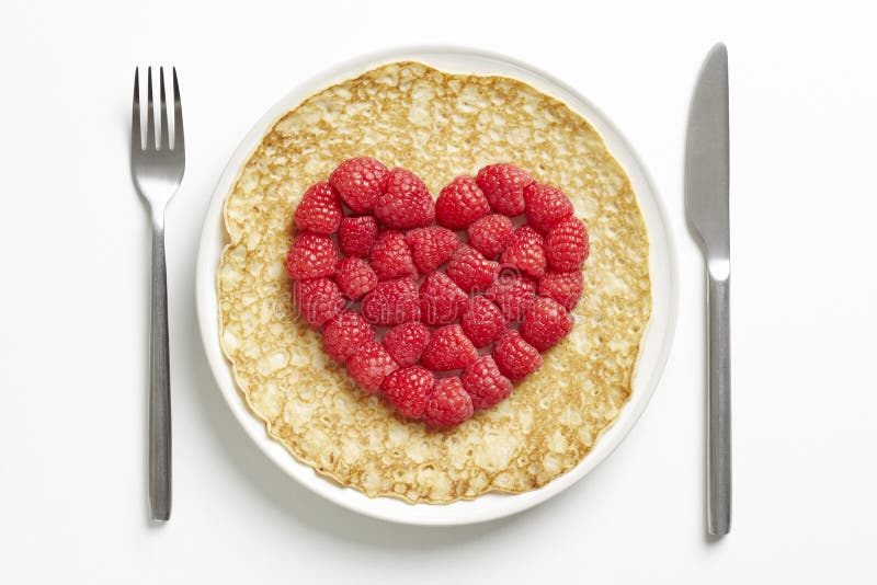 Crêpe Avec La Forme De Coeur D'amour Image stock - Image du baie, roman: 29087903