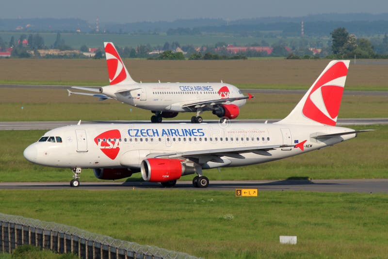 Jet Airliners of Multiple Airlines W Porcie Lotniczym London Gatwick W ...