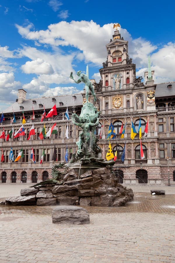 Estatua De Brabo En La Plaza Del Mercado En Antwerpen Foto de archivo ...