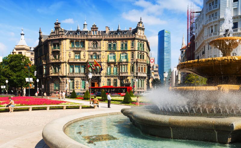 Cuadrado De Moyua Y Palacio De Chavarri En Bilbao Fotografía editorial ...