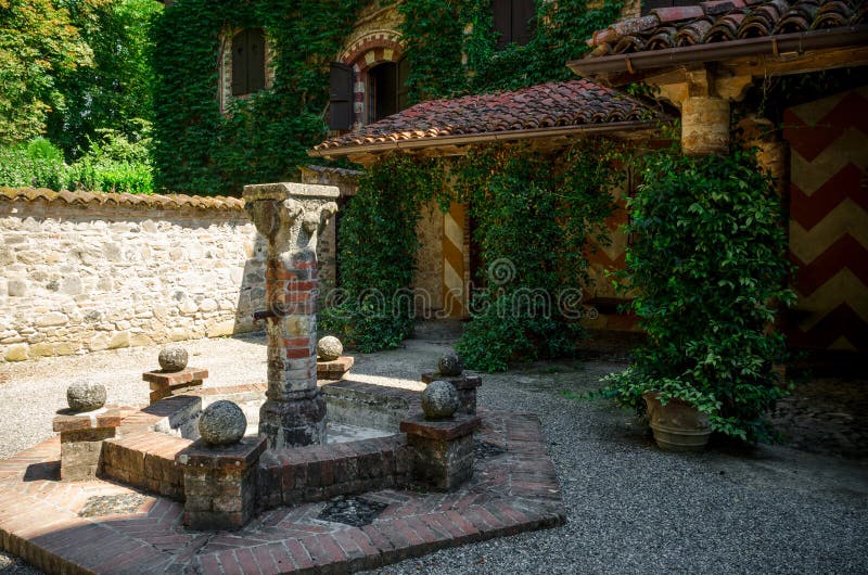 Fuente Medieval En El Jardín Del Castillo De Arundel, Inglaterra Foto ...