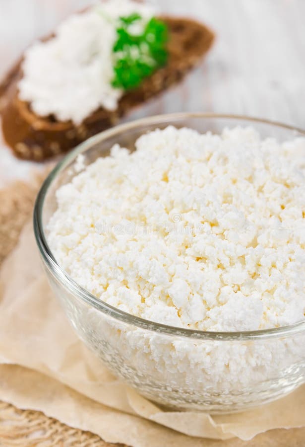 Cuajada Fresca En Bol De Vidrio Imagen de archivo - Imagen de alimento ...