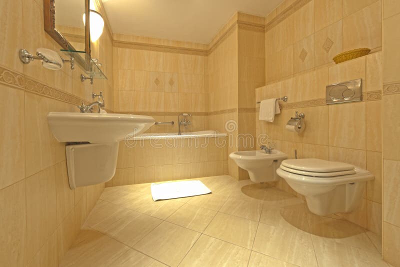 Cuarto De Baño Con Bidé Y El Wc Imagen de archivo - Imagen de colada ...