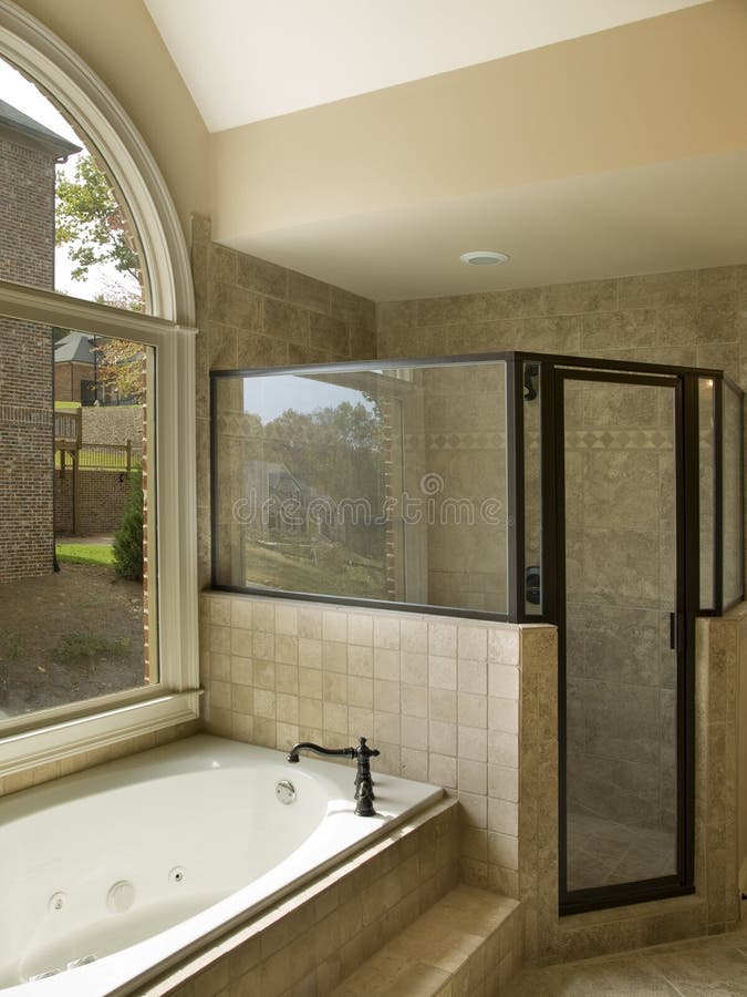 Cuarto De Baño De Lujo Con El Jacuzzi Y La Ducha Imagen de archivo ...
