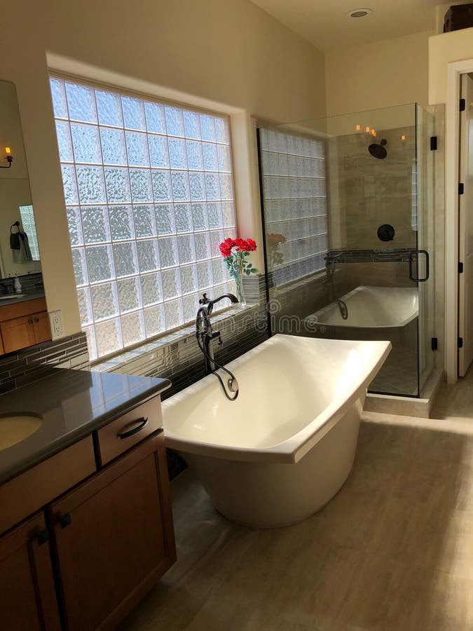 Cuarto De Baño Lujoso Con Una Tina Clásica. Imagen de archivo - Imagen ...