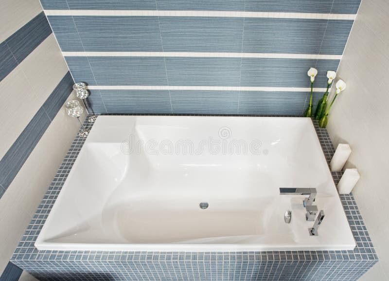 Cuarto De Baño Moderno Con La Tina De Baño Rectangular Imagen de ...