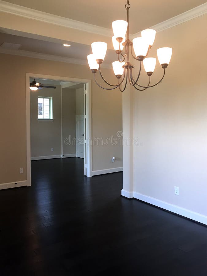 Cuartos Vacíos Con La Opinión Del Agua Y Las Ventanas Grandes. Foto de ...