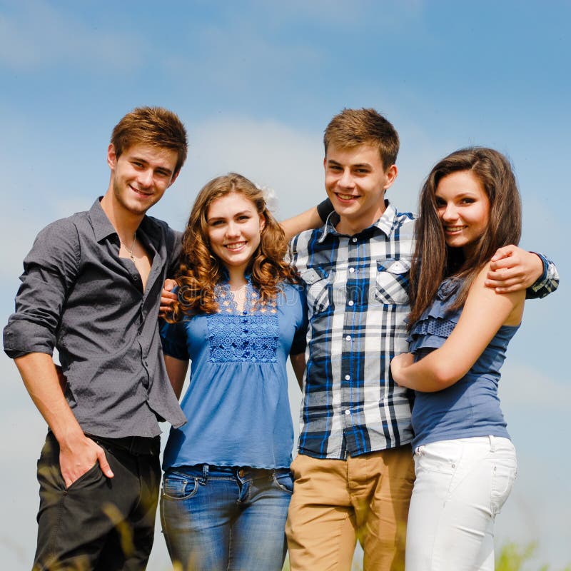 Cuatro Amigos De Muchachas Adolescentes Felices Que Se Divierten Al ...