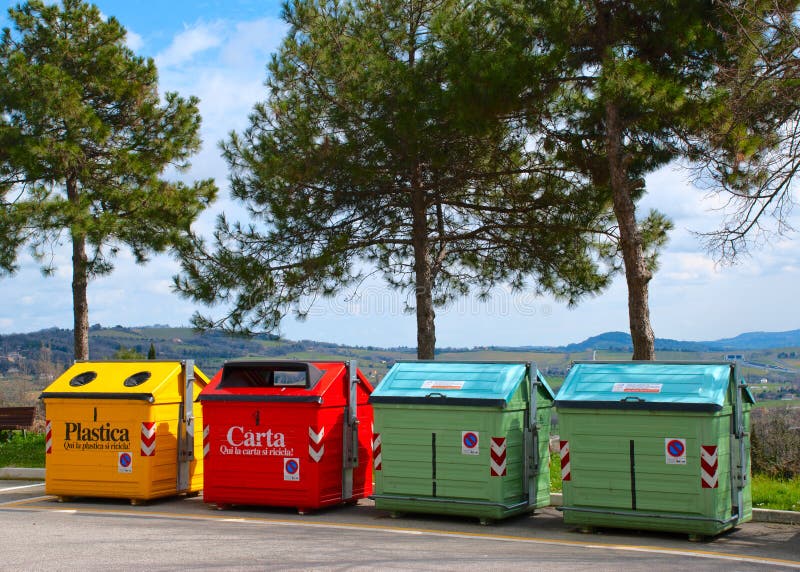Cuatro Botes De Basura Del Color Imagen de archivo - Imagen de imagen ...