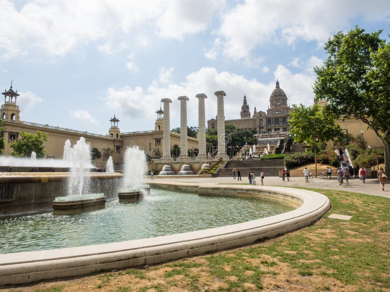 Cuatro columnas imagen de archivo. Imagen de europa, urbano - 44692585