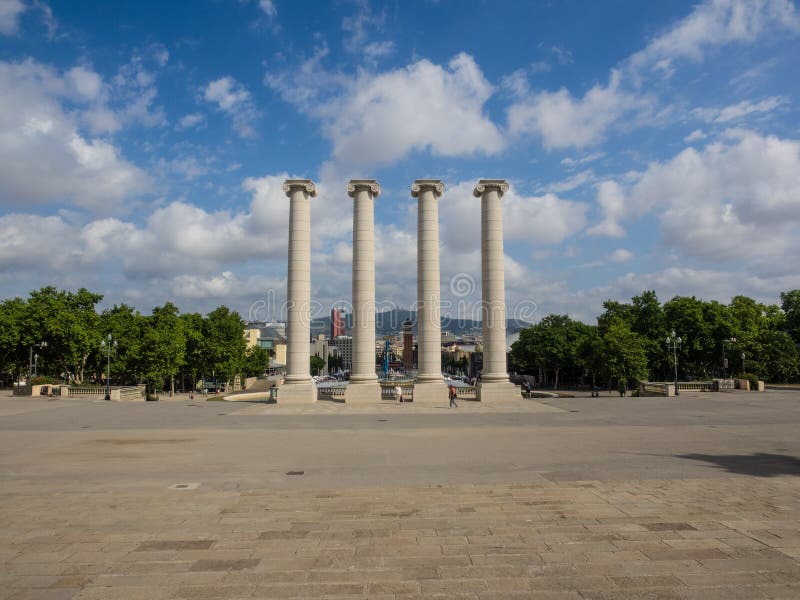 Cuatro columnas imagen de archivo. Imagen de europa, urbano - 44692585