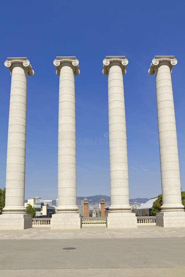 Cuatro Columnas Blancas, Barcelona Imagen de archivo - Imagen de ...