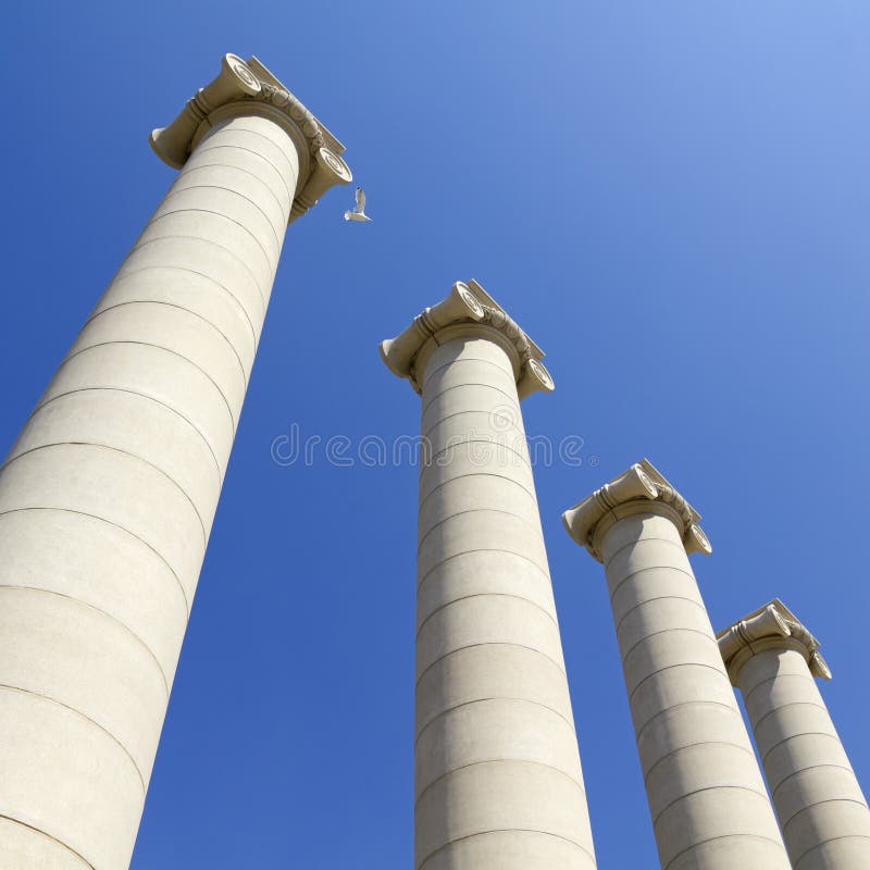 Cuatro Columnas Blancas, Barcelona Imagen de archivo - Imagen de ...