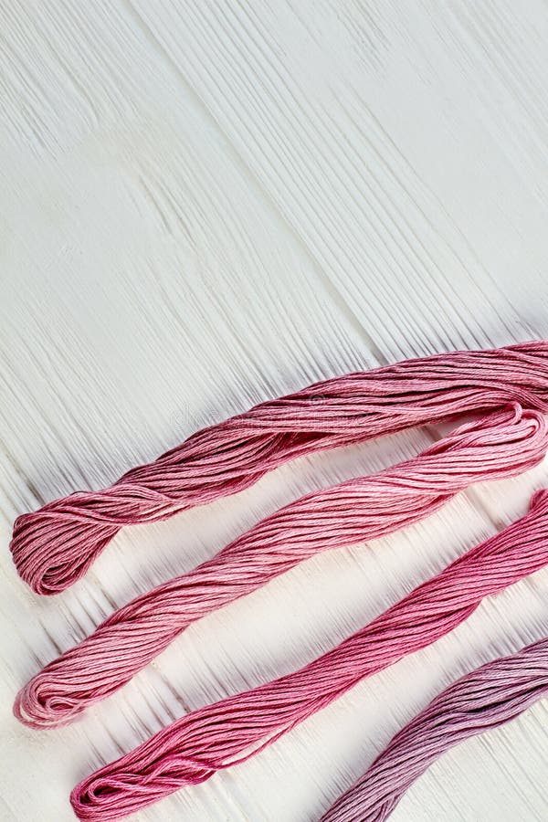 Cuatro Manojos De Hilos Para El Bordado Foto de archivo - Imagen de ...