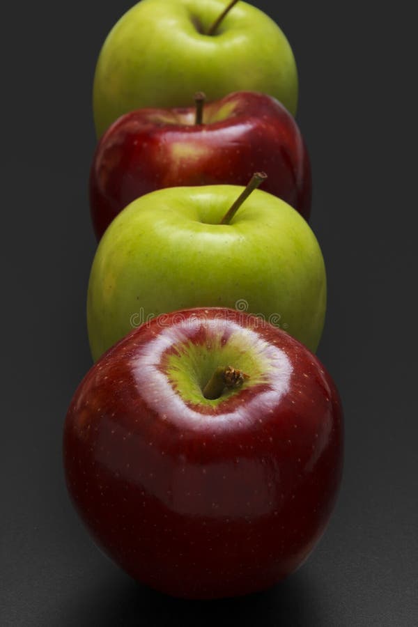 Cuatro manzanas imagen de archivo. Imagen de frugalidad - 1560011
