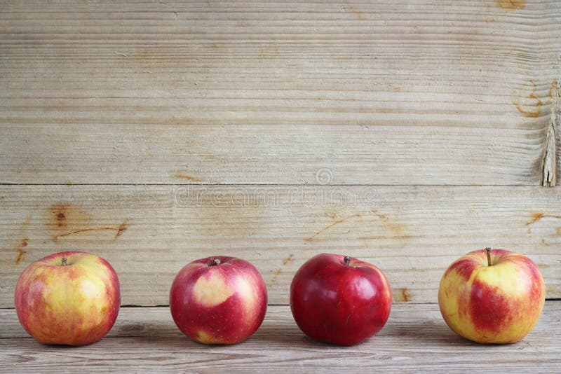 Cuatro Manzanas De Diversos Colores Y De Una Estancia Del Cuchillo En ...