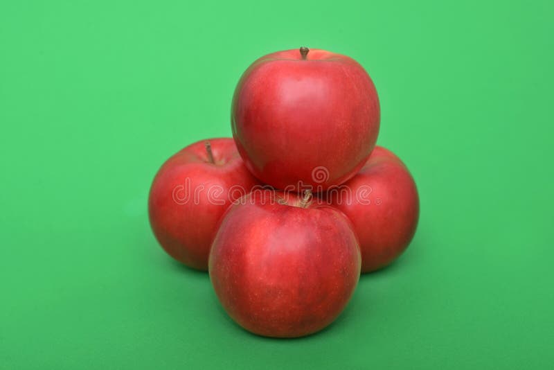 Cuatro Manzanas Rojas En El Fondo Verde Foto de archivo - Imagen de ...