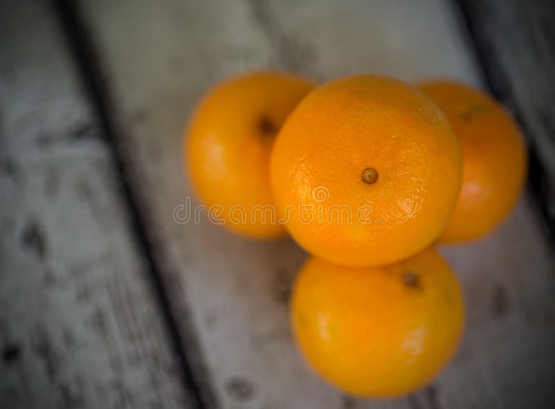 Cuatro naranjas foto de archivo. Imagen de comestible - 18289734
