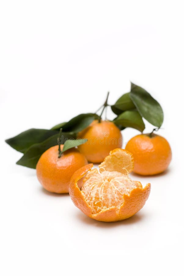 Cuatro Naranjas Con Las Hojas En Los Fondos Blancos Imagen de archivo ...