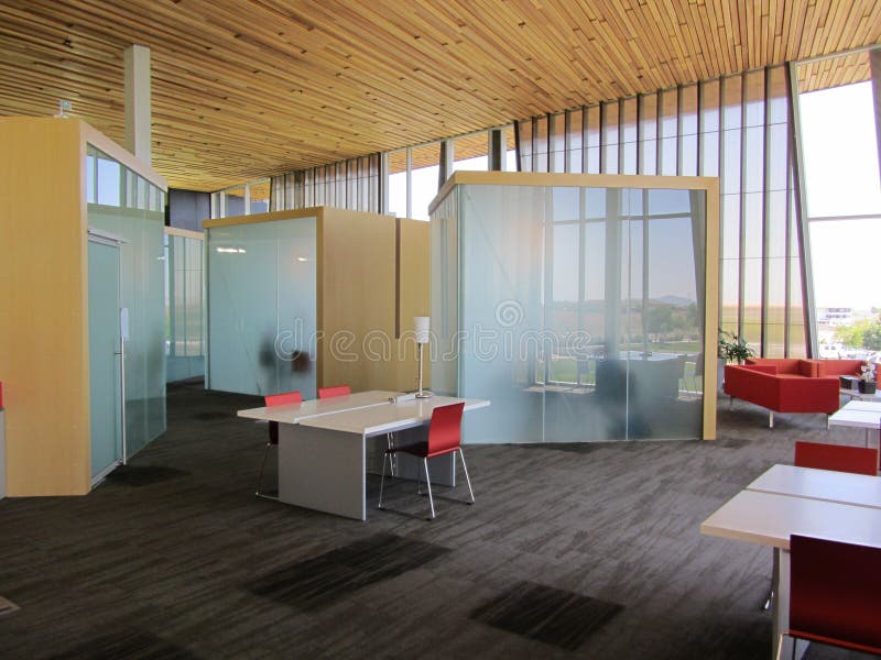 Cubículos De La Oficina En Vidrio Imagen de archivo - Imagen de ...