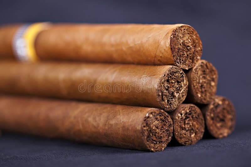 Cubaanse hoogste sigaar stock foto. Image of inzameling - 16910218