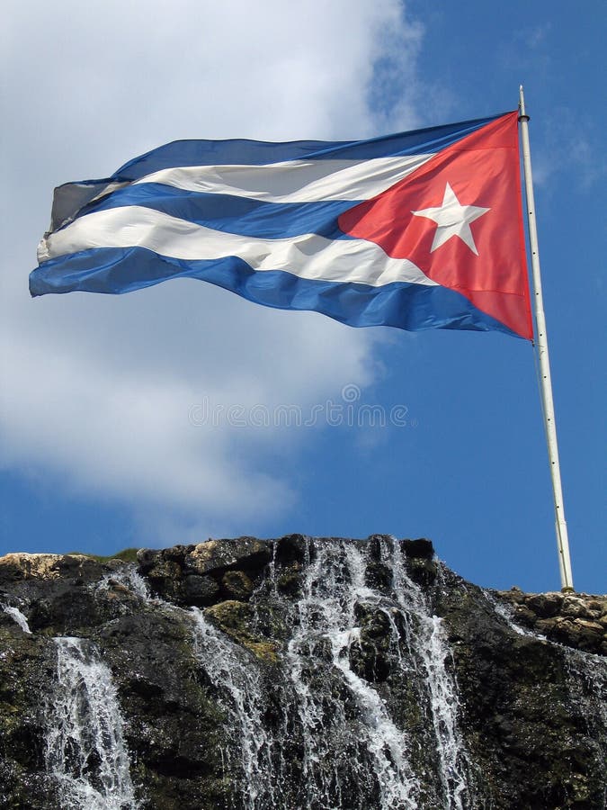 Cubaanse vlag en cascade stock foto. Image of naturaliseer - 784878