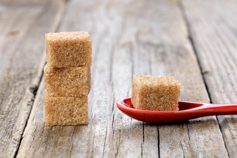 Sucre roux dans la cuvette photo stock. Image du morceaux - 88204368