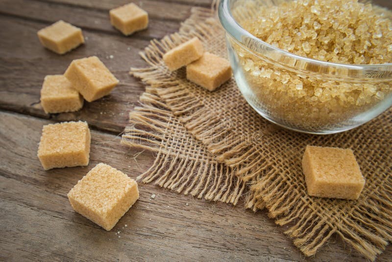 Sucre roux sur les doseurs photo stock. Image du granules - 54341304