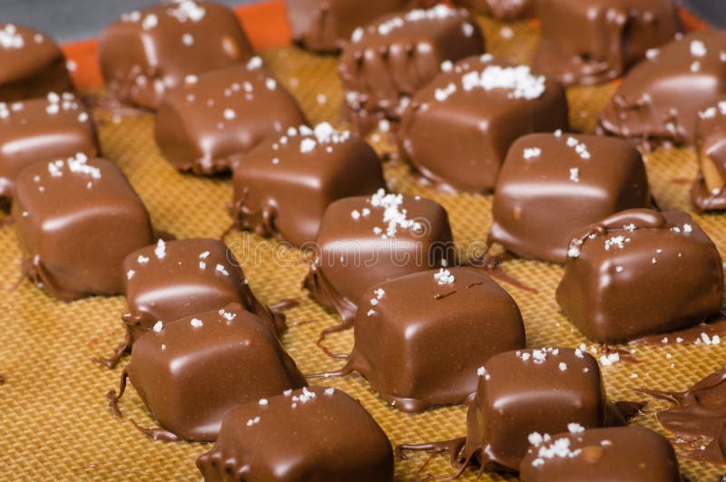 Cubes Recouverts De Chocolat En Sucrerie De Caramel Photo stock - Image ...