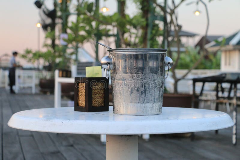 Cubeta De Champagne, Completa Com Gelo Foto de Stock - Imagem de cubo ...