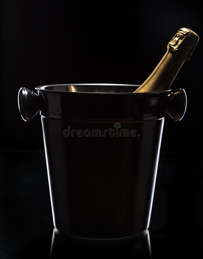 Cubeta De Champagne No Fundo Preto Foto de Stock - Imagem de ...