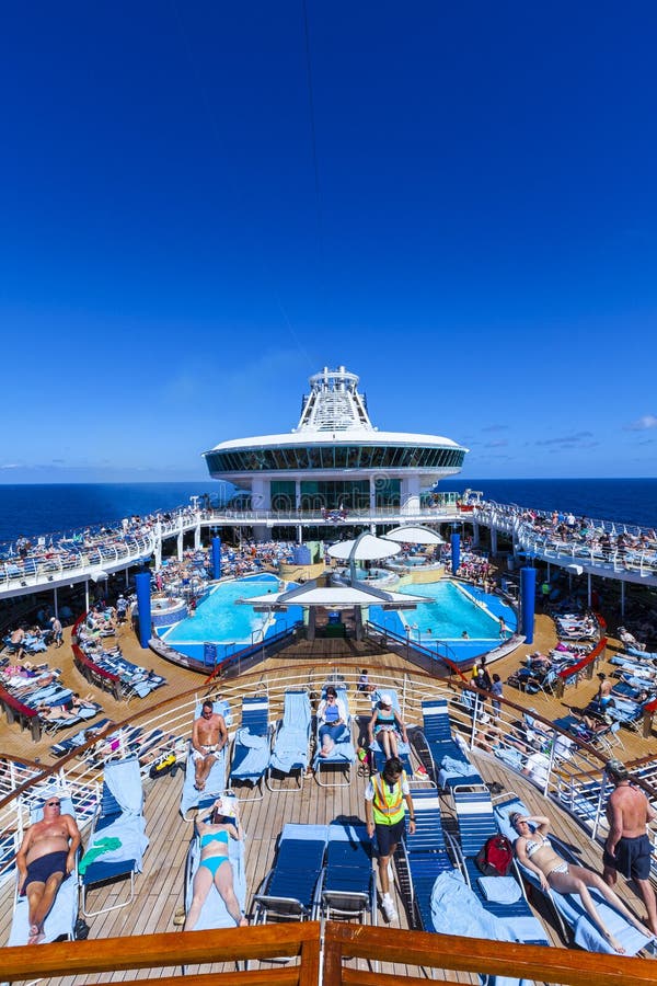Cubierta De La Piscina En El Barco De Cruceros Noruego De La Felicidad Fotografía editorial ...
