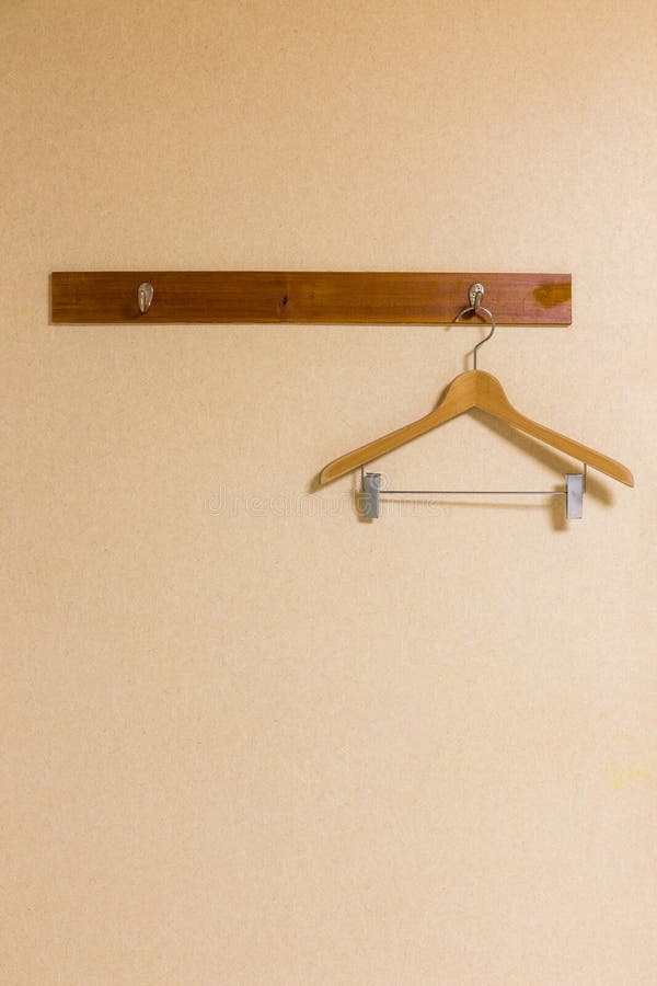 Cubierta De Madera Colgada En Una Pared De Madera Imagen de archivo ...