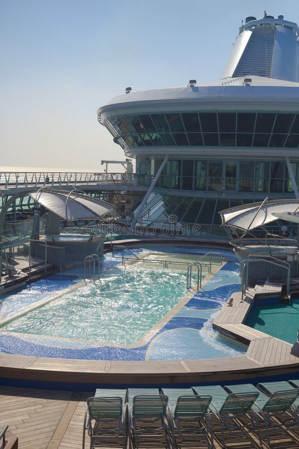 Cubierta Superior Del Barco De Cruceros Imagen de archivo - Imagen de barco, balneario: 13936601