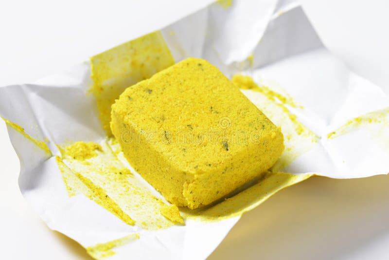 Caldo de pollo en cubo imagen de archivo. Imagen de alimento - 58992367