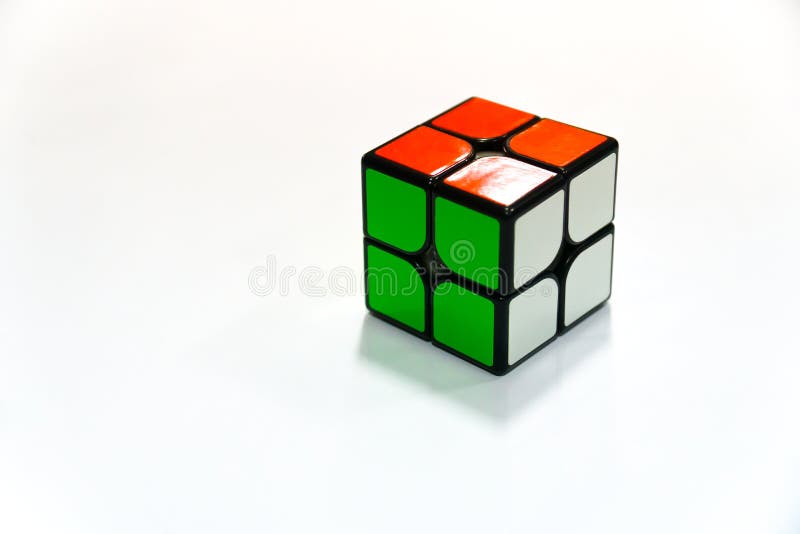 Cubo De Rubik 2x2 Sobre Una Superficie Blanca Foto de archivo editorial ...