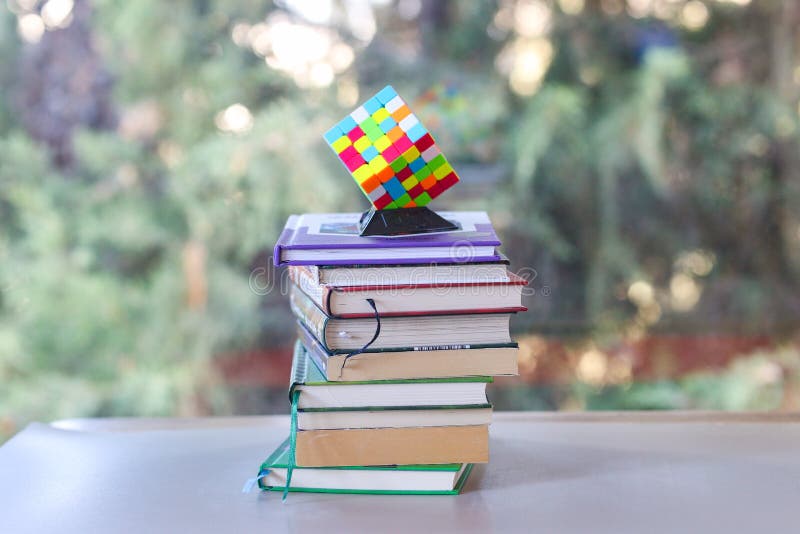 Cubo De Rubiks En Los Libros Foto editorial - Imagen de lectura, listo ...