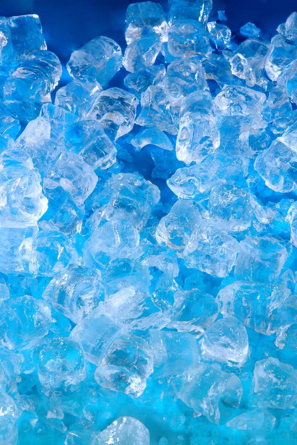 Cubos de gelo foto de stock. Imagem de cristais, isolado - 2977730