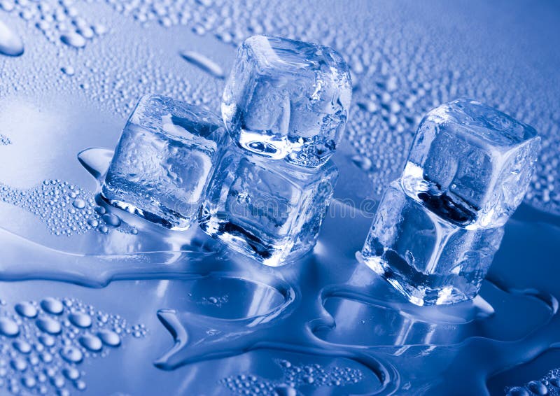 Cubos de gelo imagem de stock. Imagem de isolado, refrigerador - 2464325