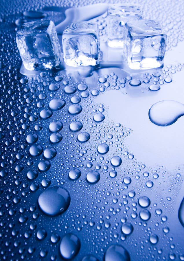 Cubos de gelo em luz azul foto de stock. Imagem de cristais - 5667152