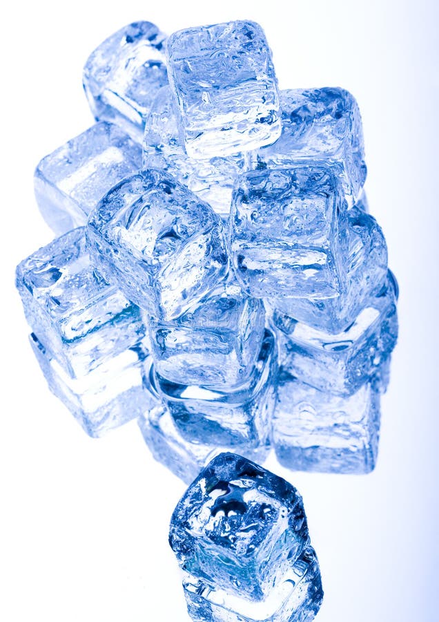 Cubos de gelo foto de stock. Imagem de azar, respingo - 4587012