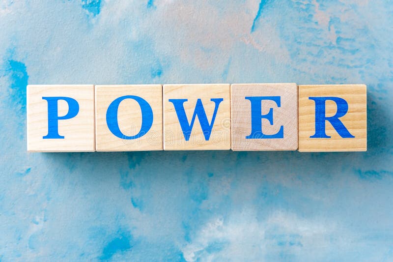 Cubos De Madeira Com Palavra PODER Na Tabela Azul Imagem de Stock ...