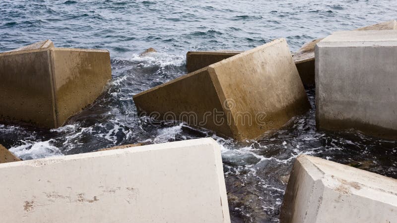 Cubos del rompeolas foto de archivo. Imagen de puerto - 52697374