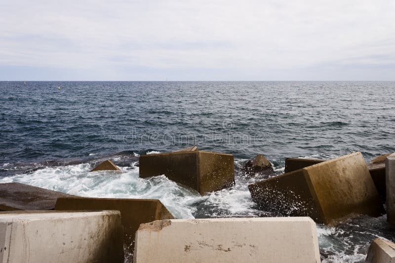 Cubos del rompeolas imagen de archivo. Imagen de azul - 53116335