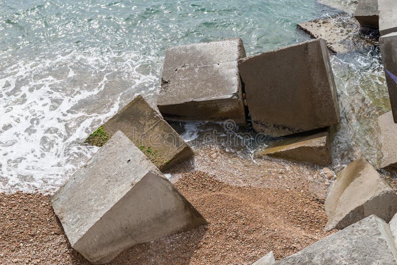 Cubos del rompeolas foto de archivo. Imagen de puerto - 52697374